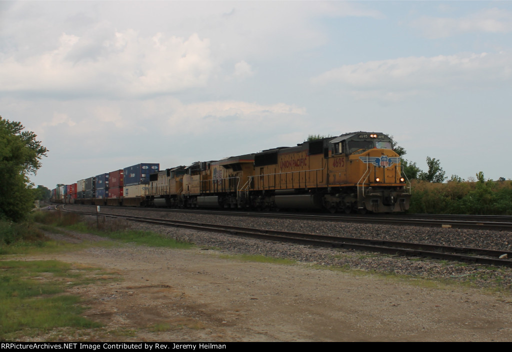 UP 4695 & others (1)